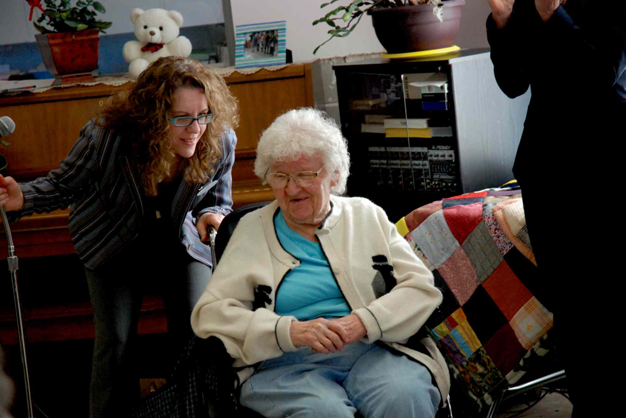 Seniors receive touch quilts – Our Communities