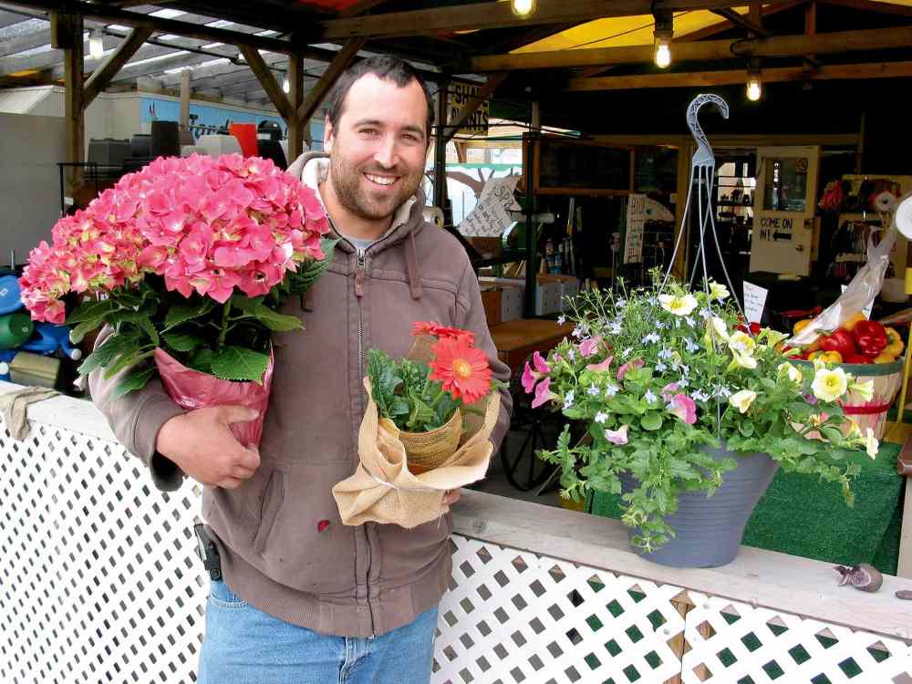 Outdoor market a real family affair – Our Communities