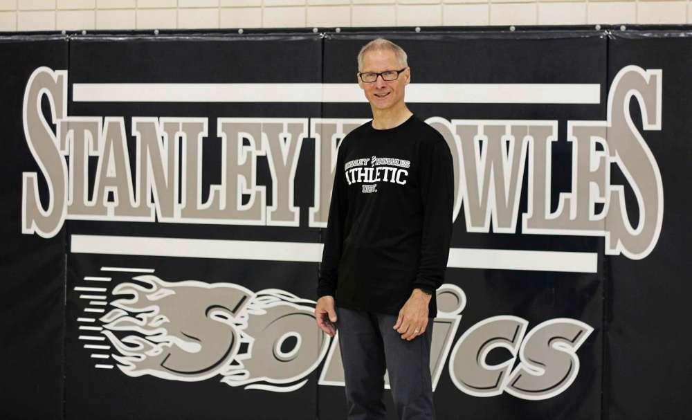 Phys-ed teacher receives national award – Our Communities