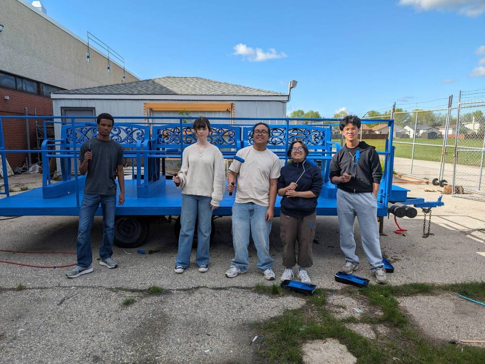 Murdoch students chip in to freshen up Transcona Legion float – Our ...