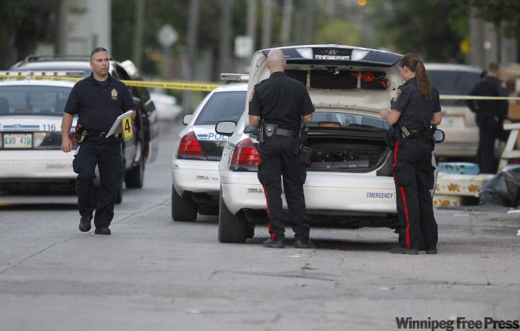 Pursuit of gun-toting man sees officer fire weapon – Winnipeg Free Press