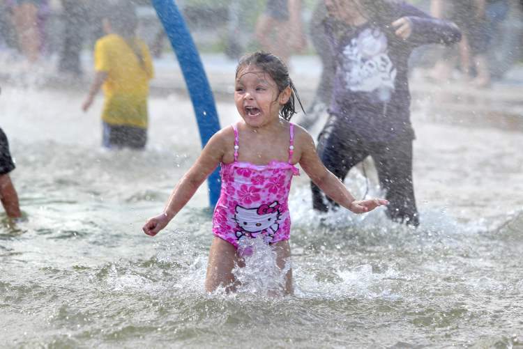 Heat trend leads to expanded spray pad hours – Winnipeg Free Press