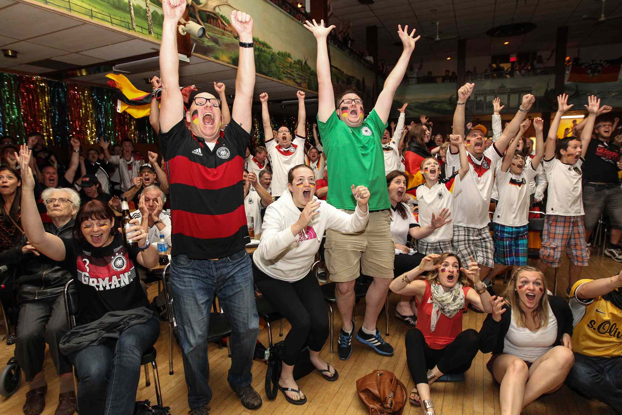 Joyful Germans raise steins – Winnipeg Free Press