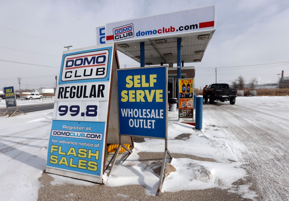 Price at the pump plummets – Winnipeg Free Press