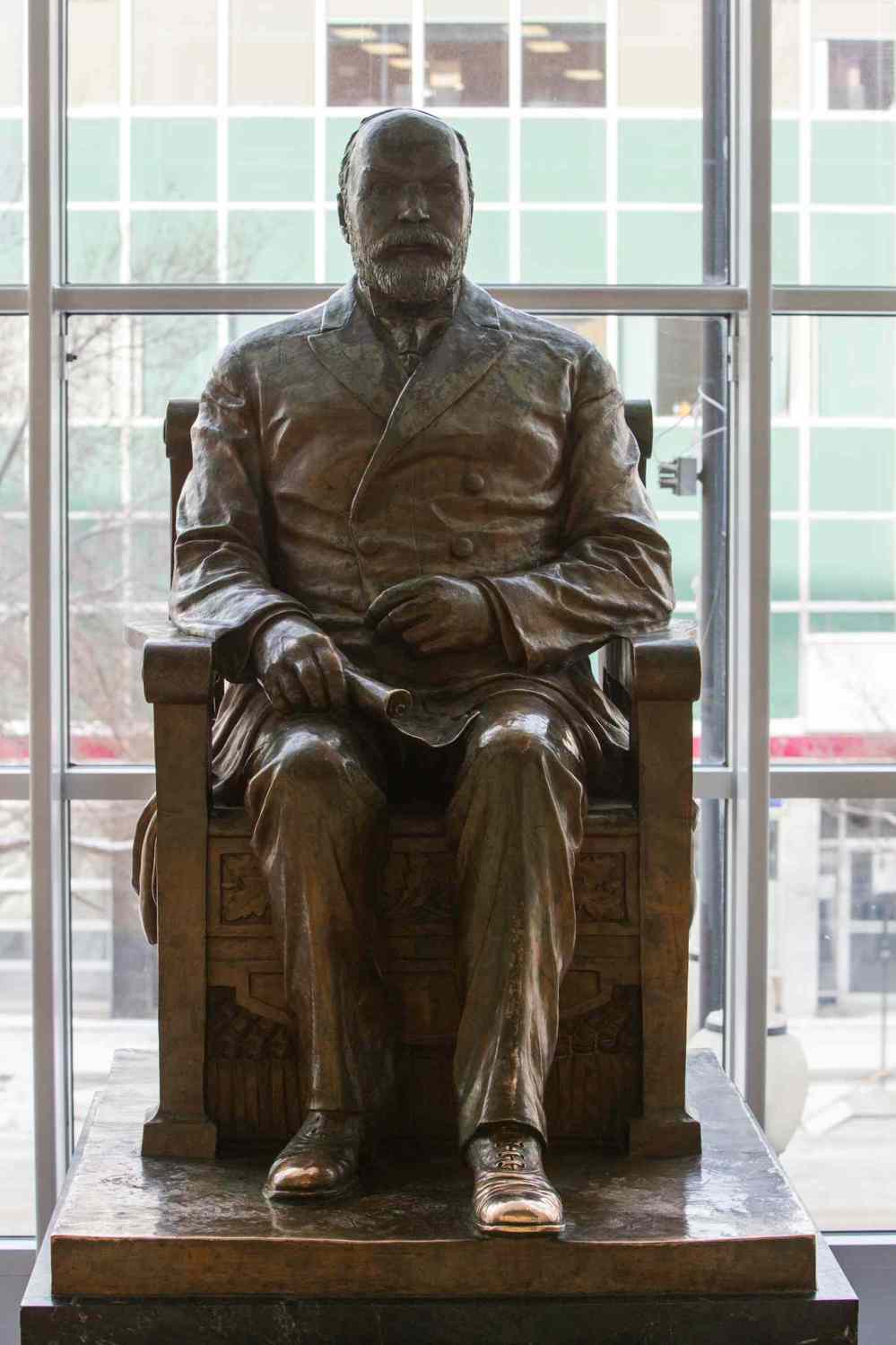 Statue an enduring icon – Winnipeg Free Press