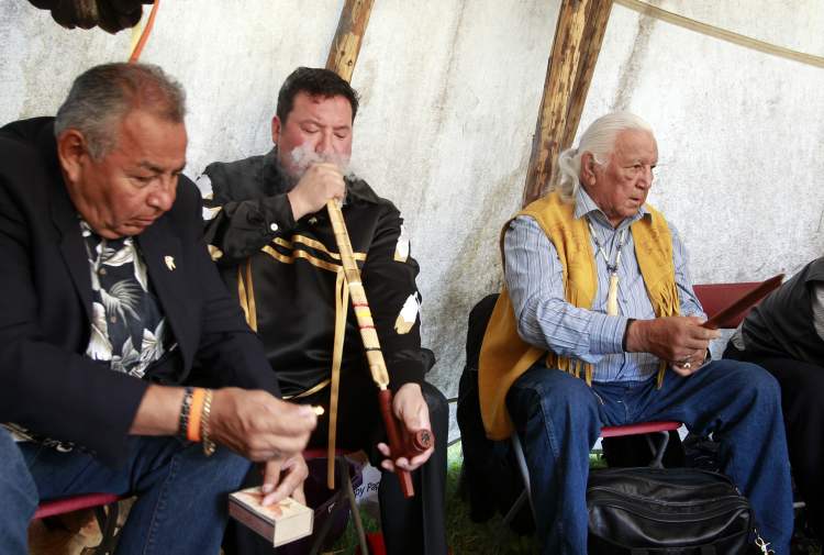 Chiefs mark National Aboriginal Day with pipe ceremony – Winnipeg Free ...