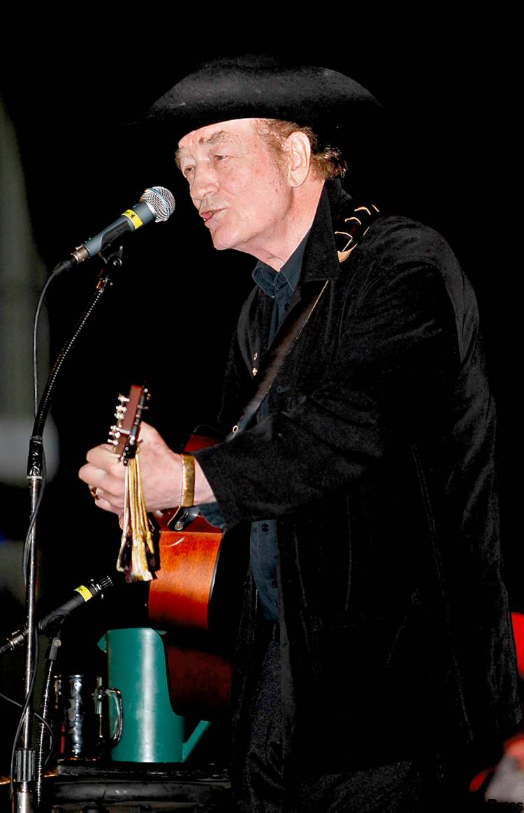 Iconic Canadian performer still pleasing crowds at 74 – Winnipeg Free Press