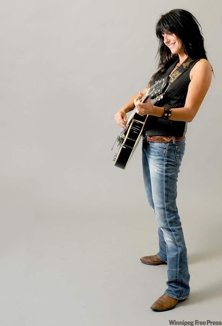 Singer-songwriter Romi Mayes rocking without rules – Winnipeg Free Press