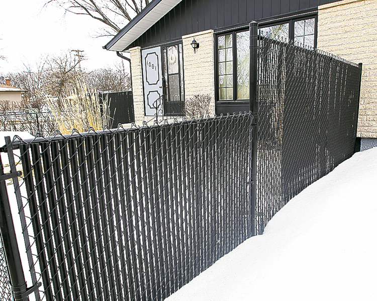 Neighbours feud over fence – Winnipeg Free Press