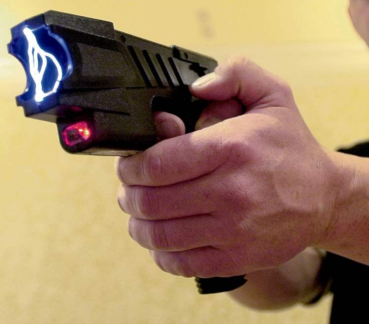 Police in a risky love affair with Tasers – Winnipeg Free Press