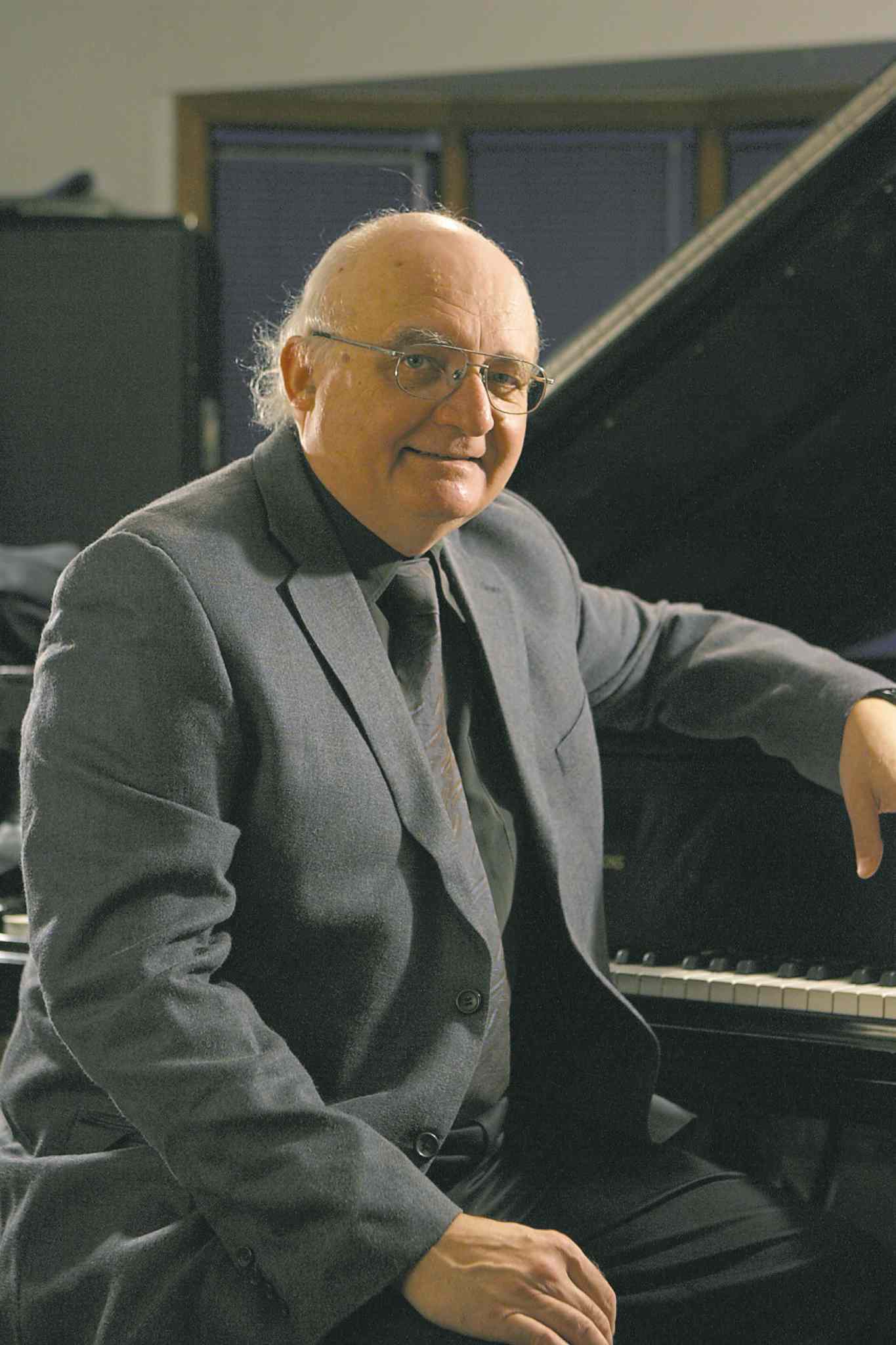 Pianist Ron Paley is a legend; he’s got the trophy to prove it ...