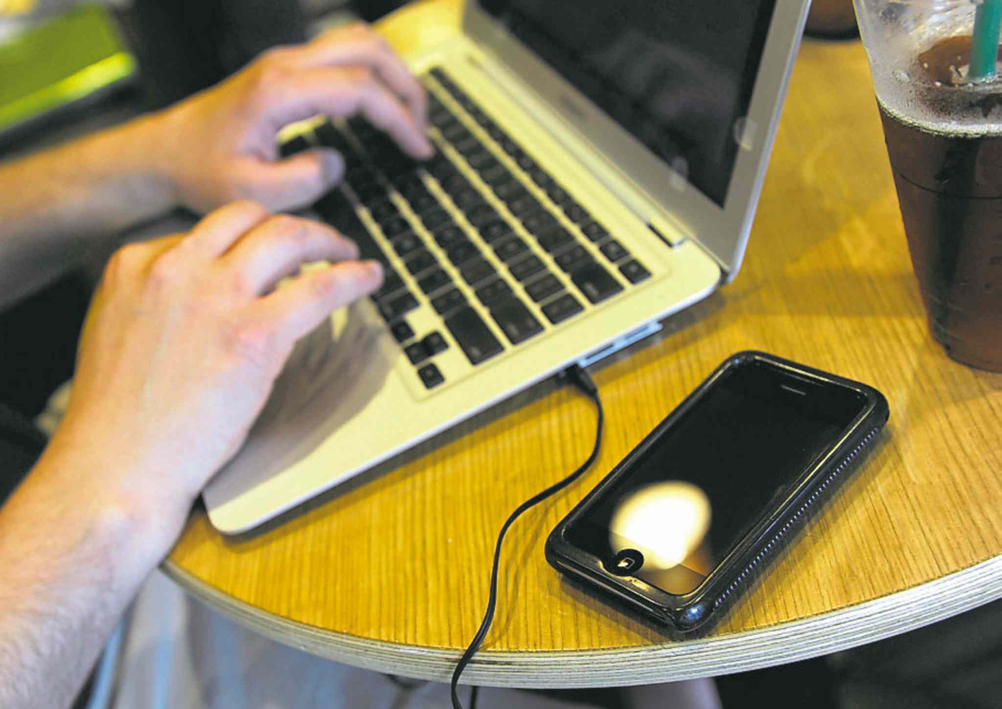 Electronic distractions helping some multi-taskers, study finds ...