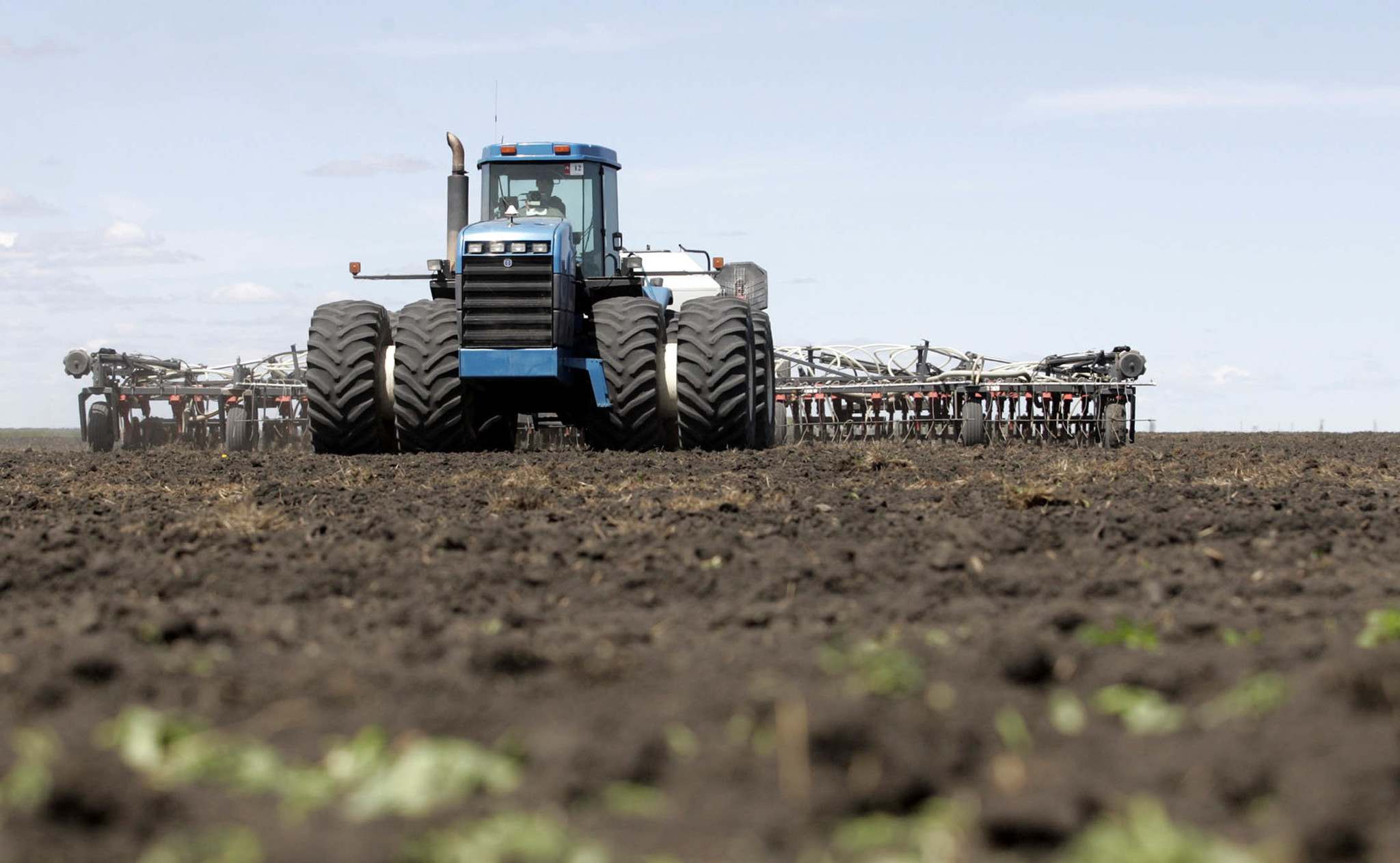 Warm, dry conditions push along spring seeding – Winnipeg Free Press