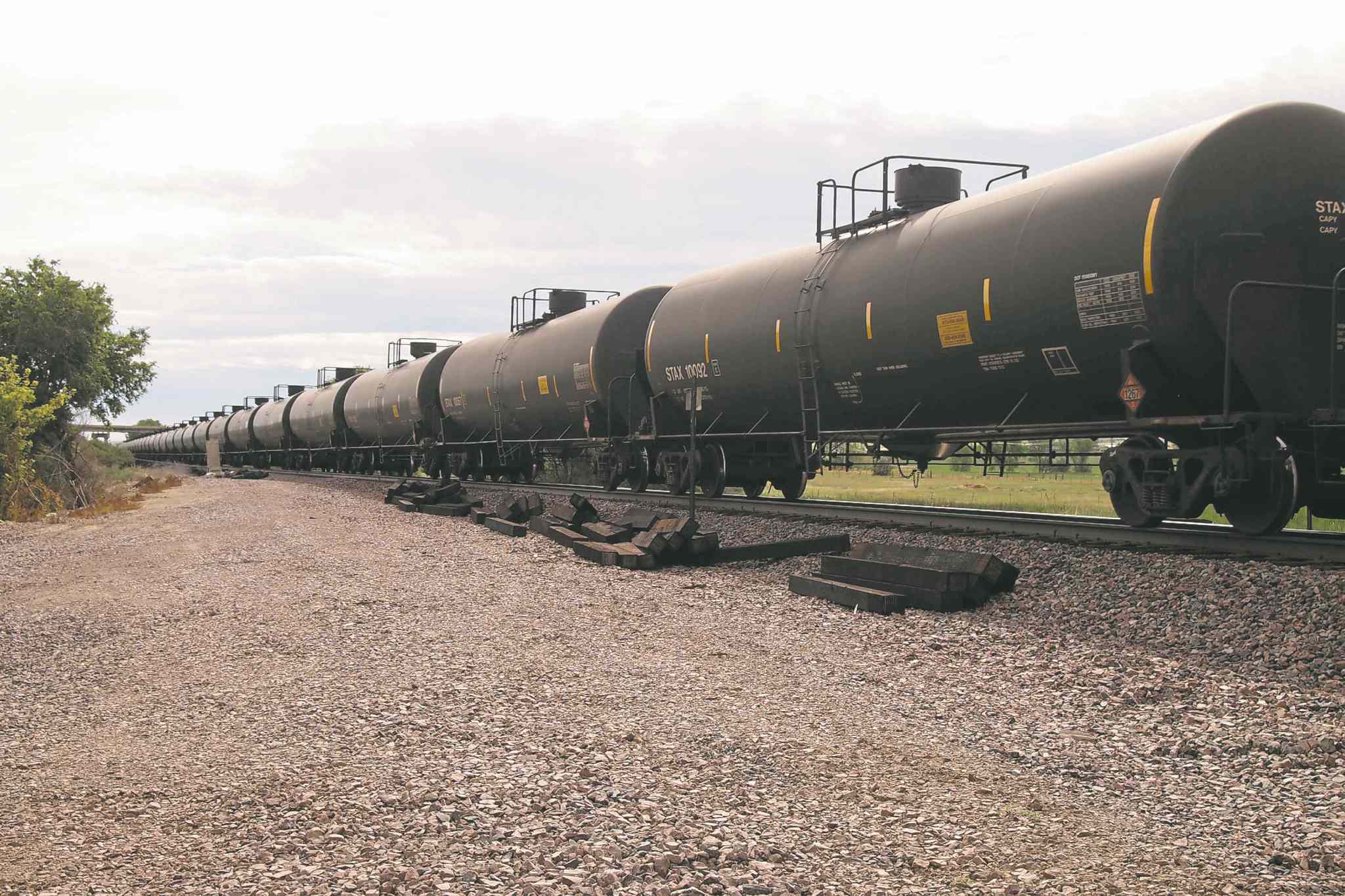 Train derailment spills 133,000 litres of oil – Winnipeg Free Press