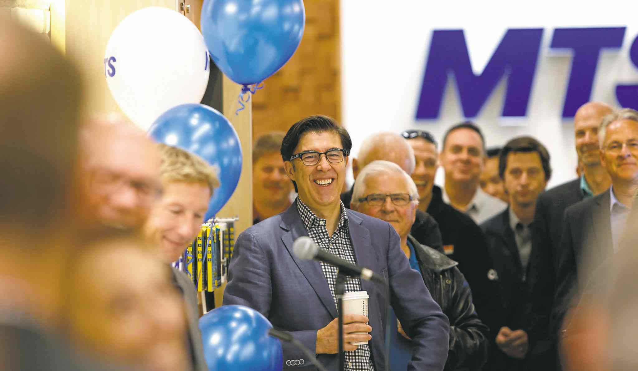 Customers dialed in at MTS store – Winnipeg Free Press