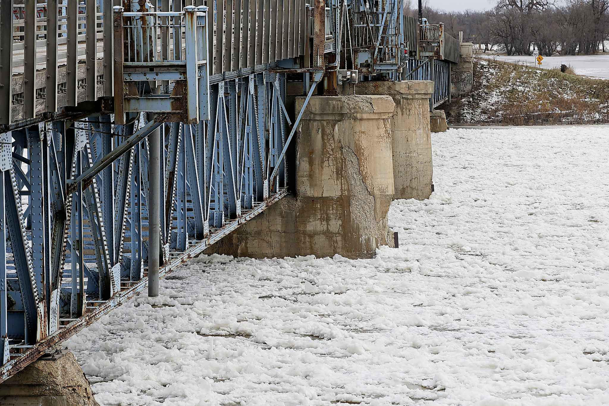Rare fall flooding closes Selkirk Bridge; residents on alert – Winnipeg ...