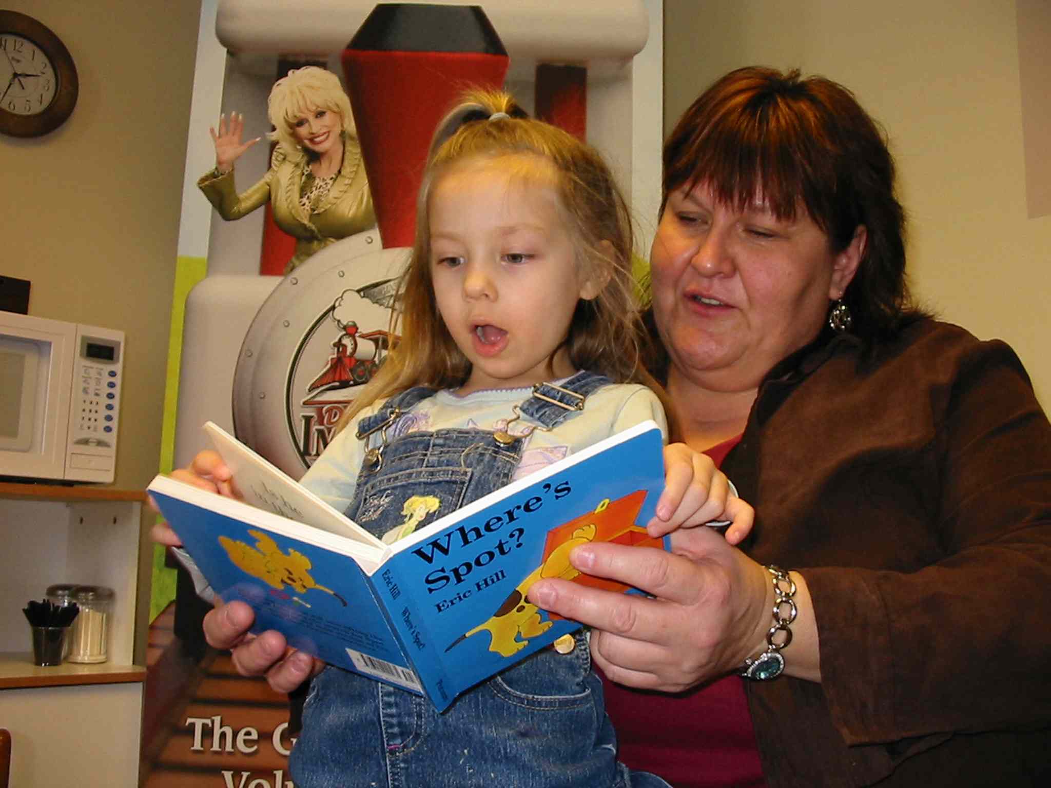 Dolly giving native kids books – Winnipeg Free Press