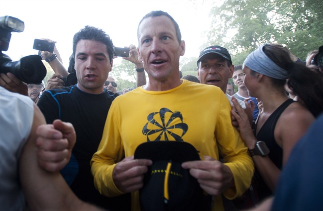 Hundreds show support for Lance Armstrong by running alongside him in ...