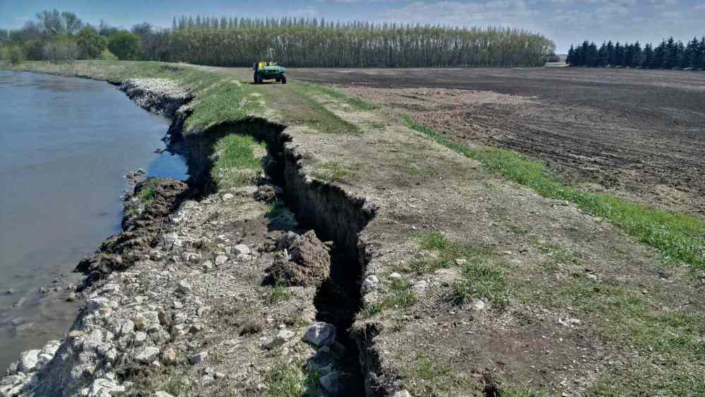 Selinger government accused of mishandling a fragile dike along the ...