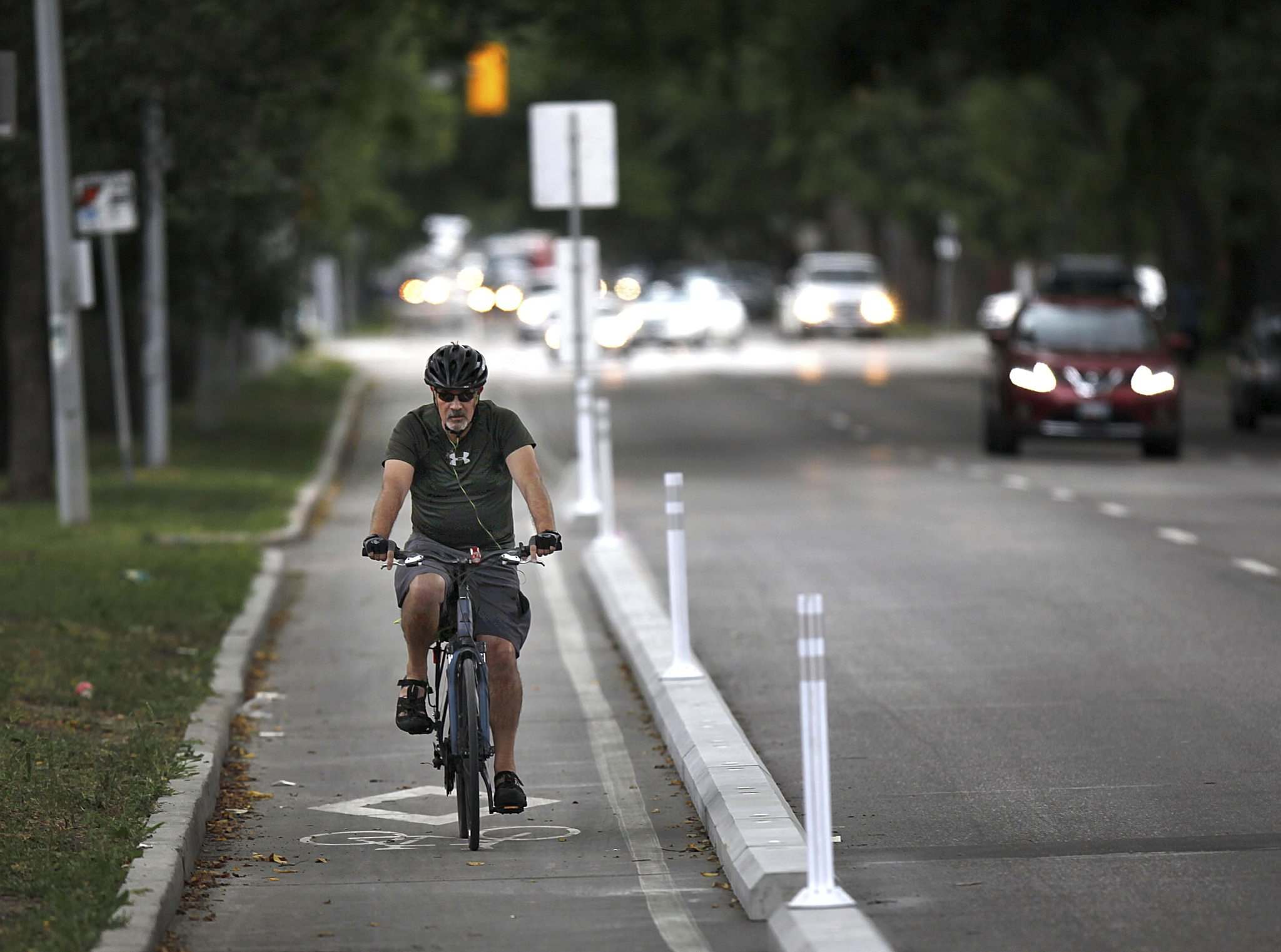 City flip-flops on use of concrete curbs for bike lanes – Winnipeg Free ...