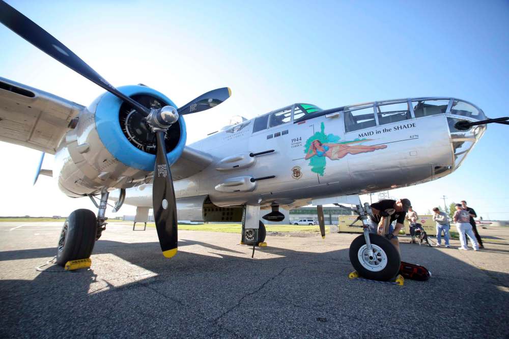 Vintage Second World War bomber landing in Kenora – Winnipeg Free Press