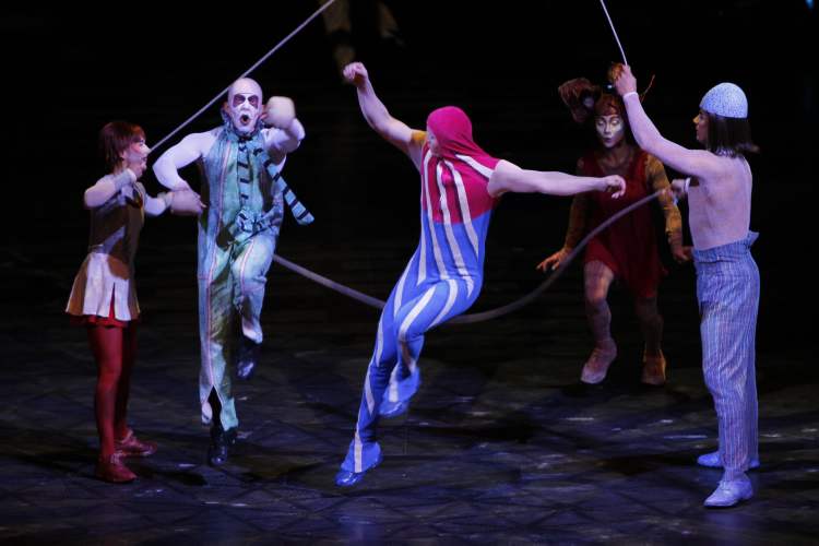 Quidam an eerie, beautiful look at childhood – Winnipeg Free Press