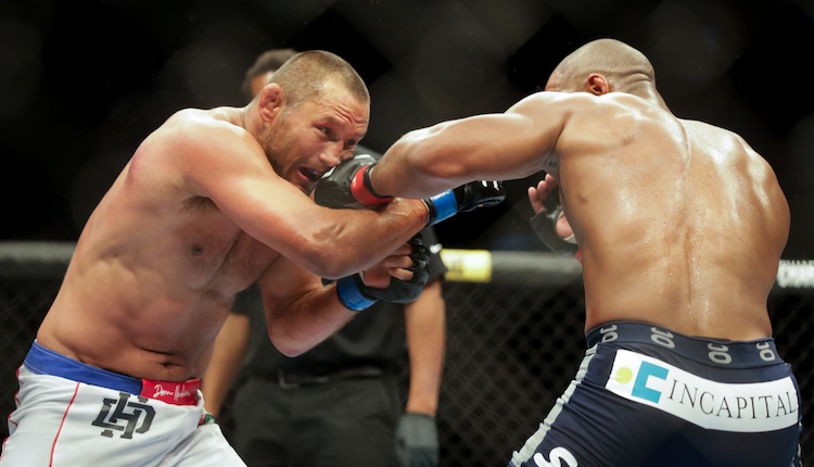 Evans edges Henderson in UFC 161 main event – Winnipeg Free Press