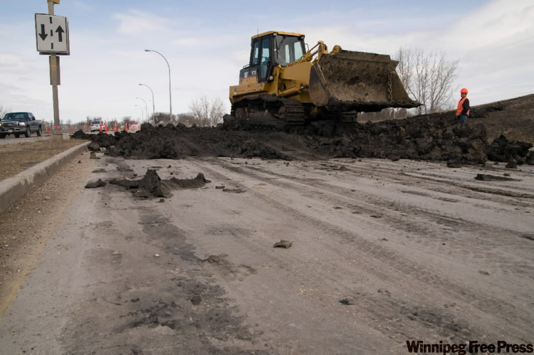 Province bolsters dike to keep Highway 75 open – Winnipeg Free Press
