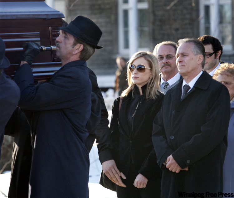 Rochette lays her medal on mom’s coffin – Winnipeg Free Press