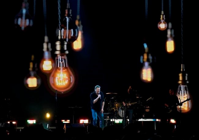 Miley Cyrus, Green Day span decades in pre-Super Bowl show – Winnipeg ...