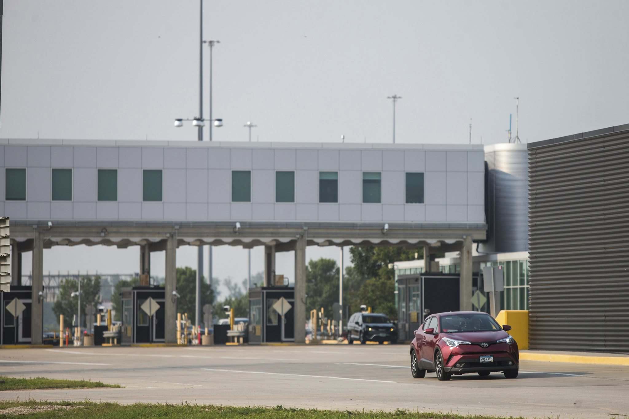 Canadian border reopens one way for love, tourism – Winnipeg Free Press