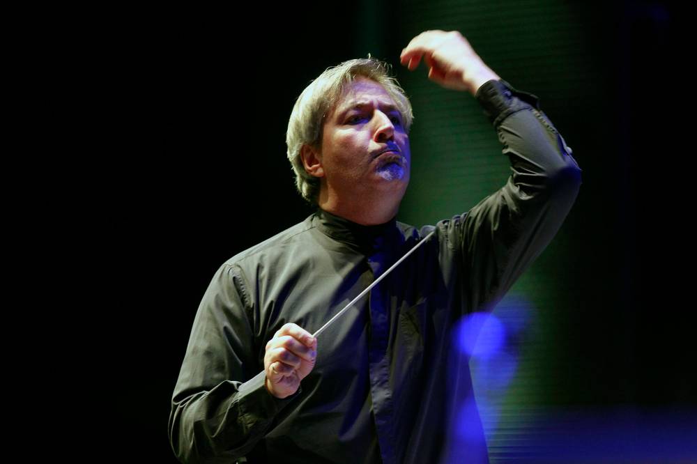 Conductor Raiskin renews vows with WSO through 2025-26 season ...