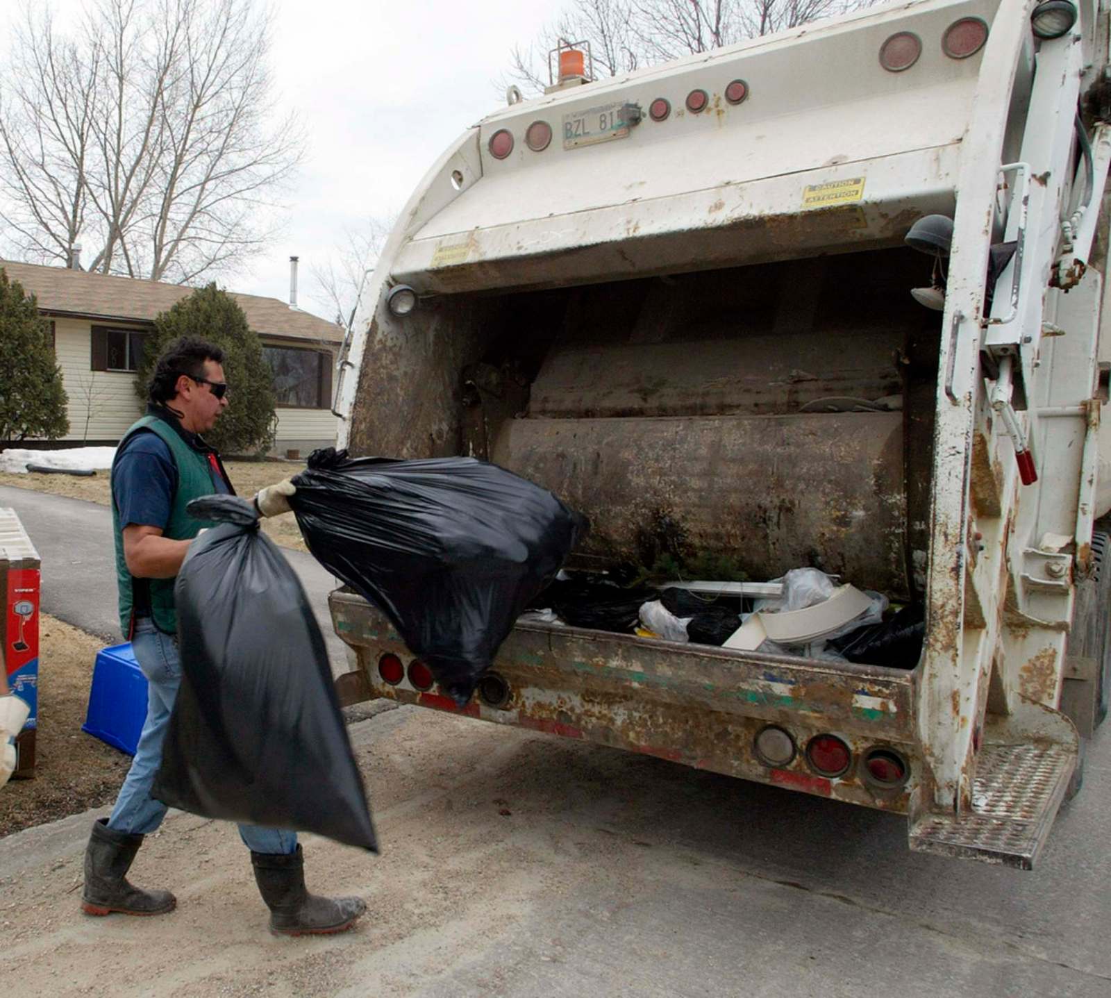 Union launches second grievance over garbage pilot project – Winnipeg ...
