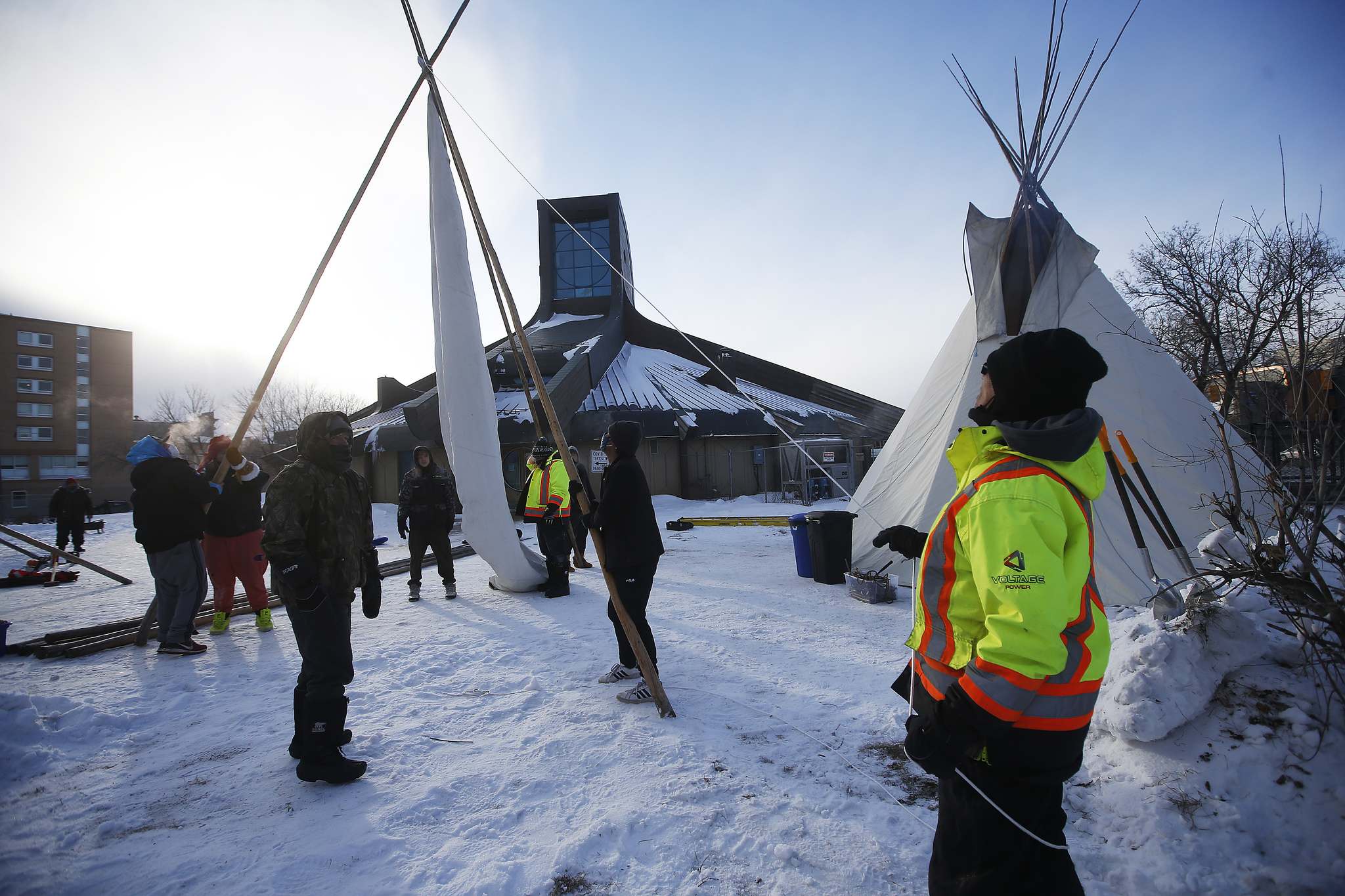 Indigenous group keeps fires burning for homeless in bitter cold ...