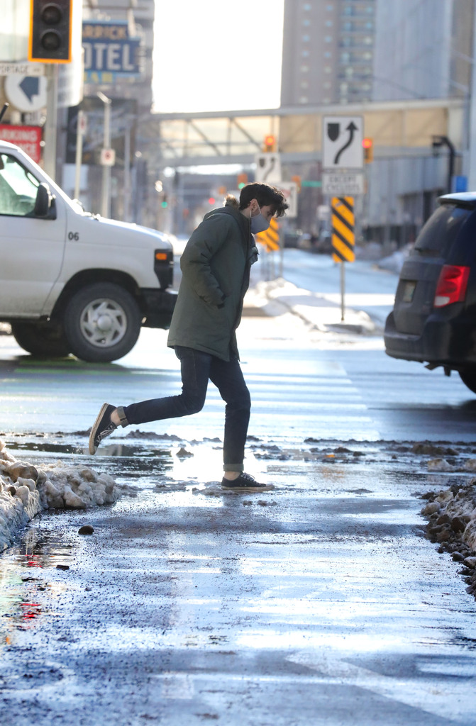 Slushy sidewalks make for serpentine strolls – Winnipeg Free Press