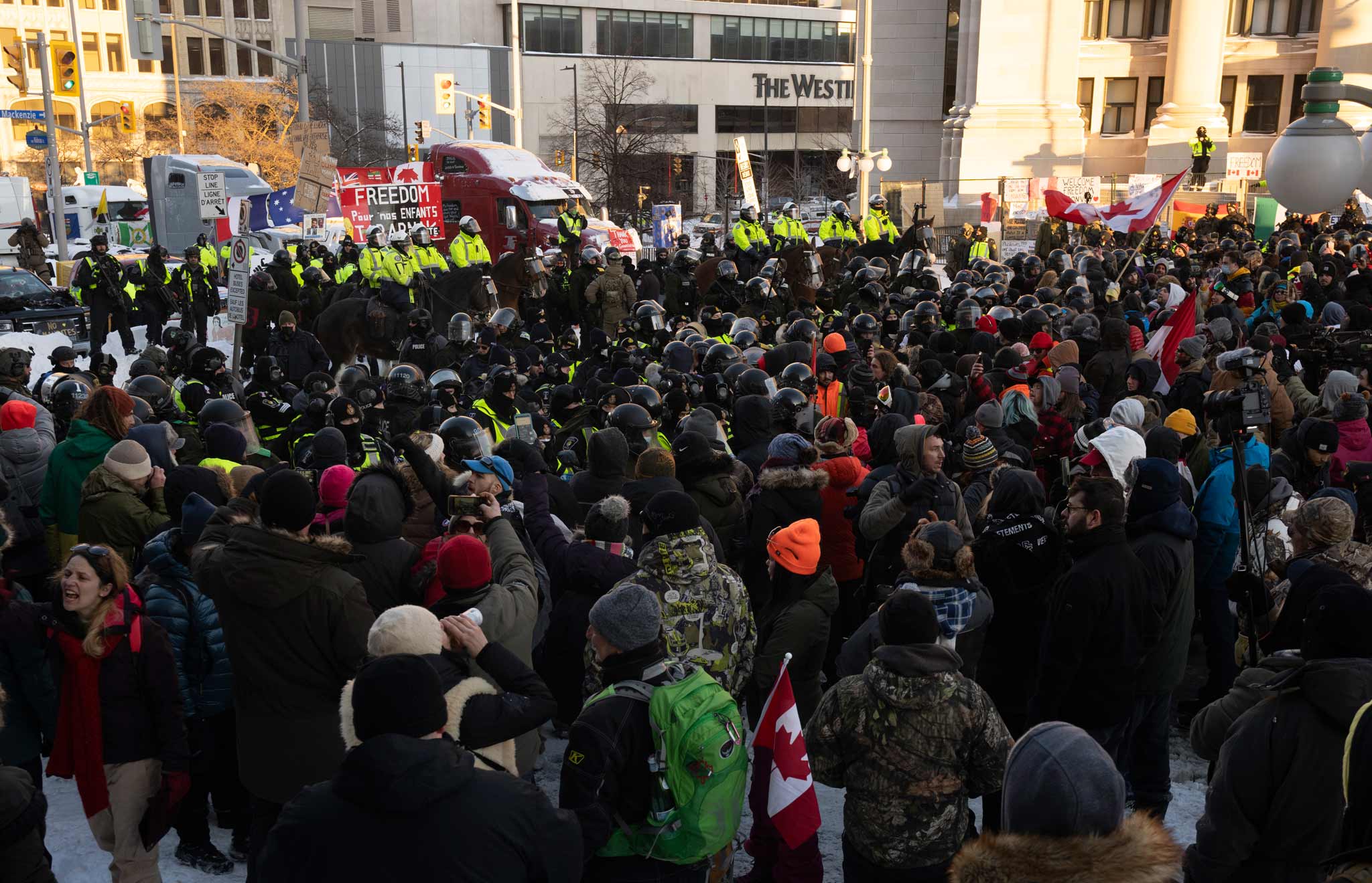 Police arrest at least 100 in sweeping operation to dismantle Ottawa ...