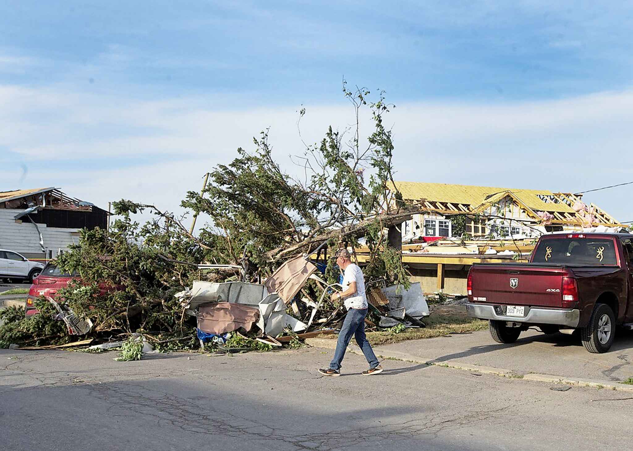 Cleanup of trees, debris underway after deadly Quebec tornado that ...