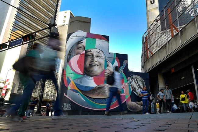 AP PHOTOS: Venezuelan street artist seeks to inspire – Winnipeg Free Press