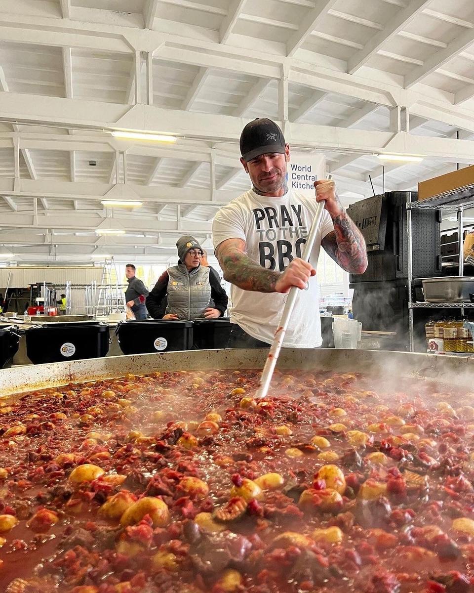 How this chef’s viral videos of cooking for Ukranian refugees are ...