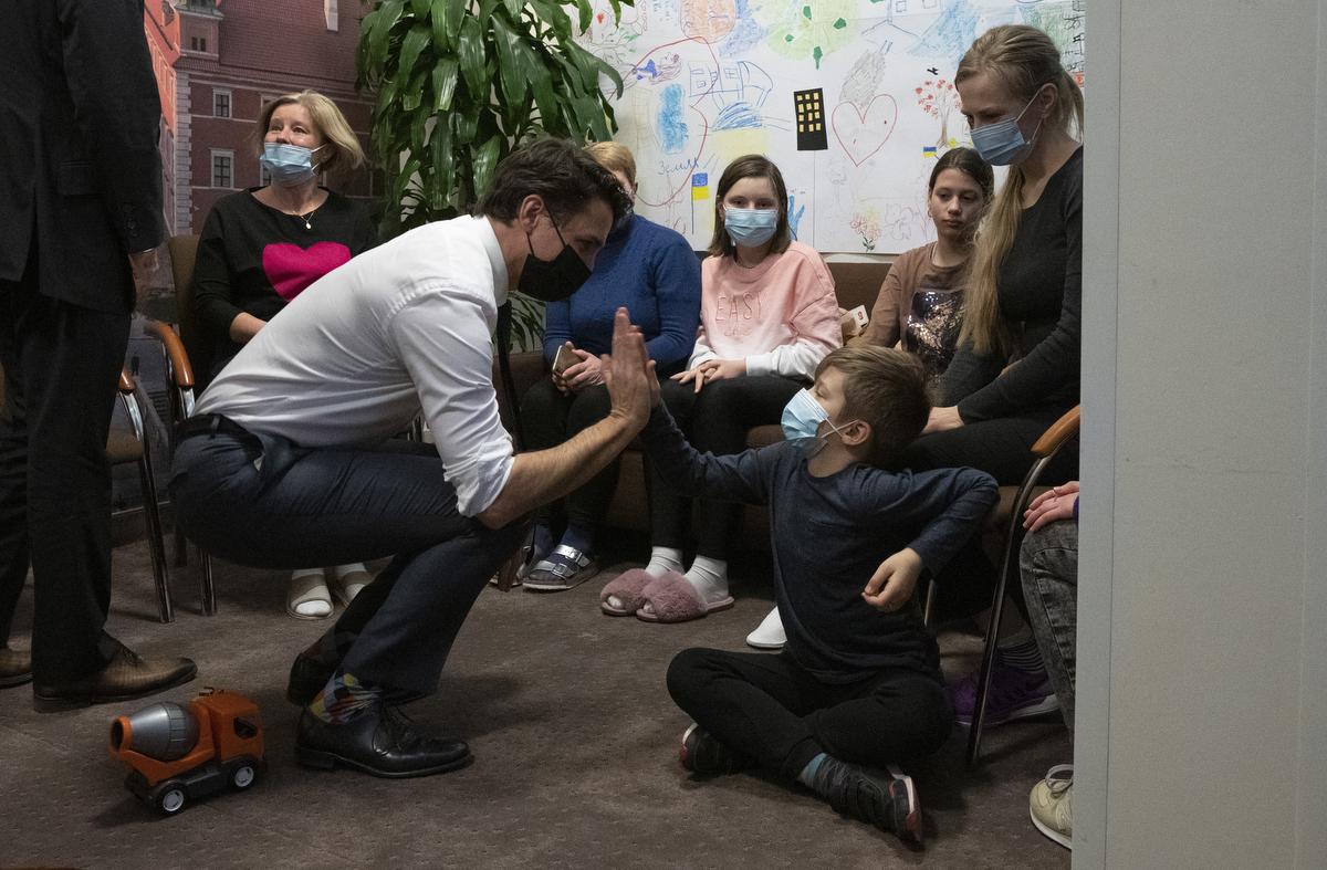 ‘We are all standing with you’: Justin Trudeau meets refugees in Poland ...