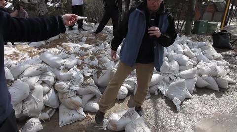 Sandbagging 101 – Winnipeg Free Press