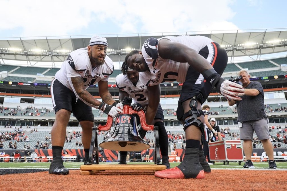 Cincinnati takes series lead in Battle for the Victory Bell – Winnipeg Free Press