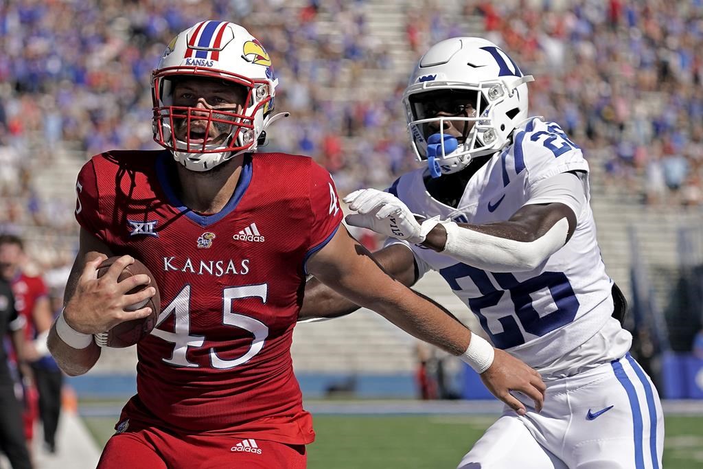Daniels leads Kansas over Duke 35-27, goes to 4-0 – Winnipeg Free Press