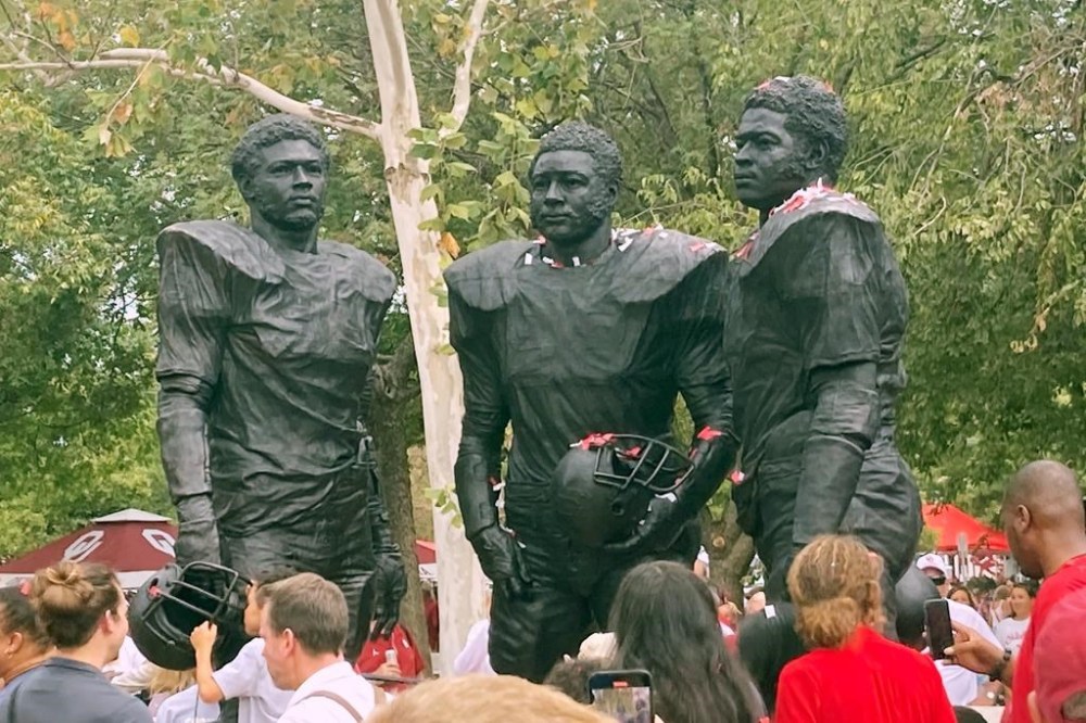 Oklahoma honors defensive stars Selmon brothers with statue – Winnipeg ...