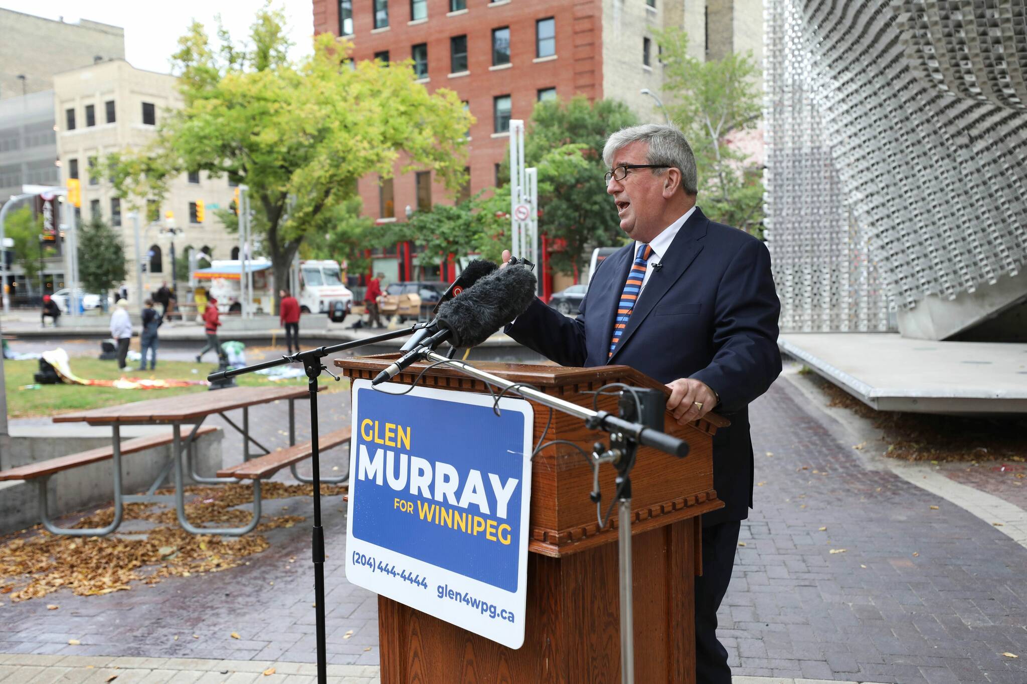 Murray stays in race after leadership, behaviour allegations surface ...