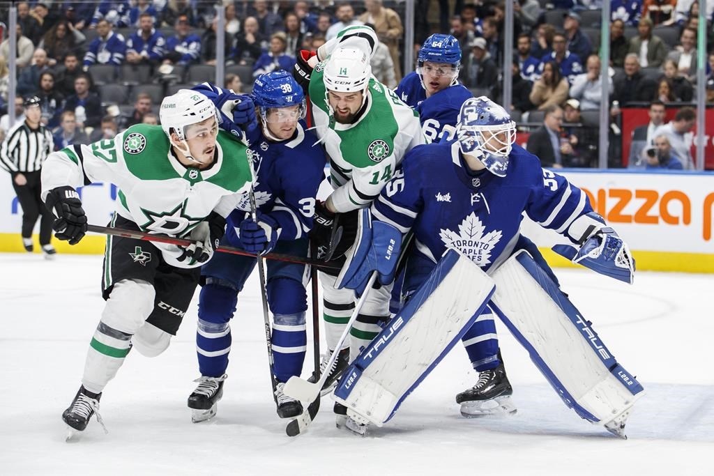 Nick Robertson joins the lineup and scores two to lead Leafs over Stars ...