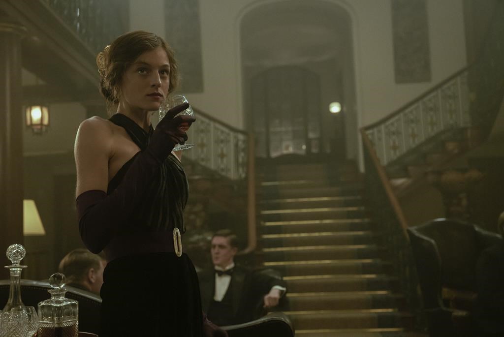 Review: Emma Corrin gives us a vibrant new ‘Lady Chatterley’ – Winnipeg ...