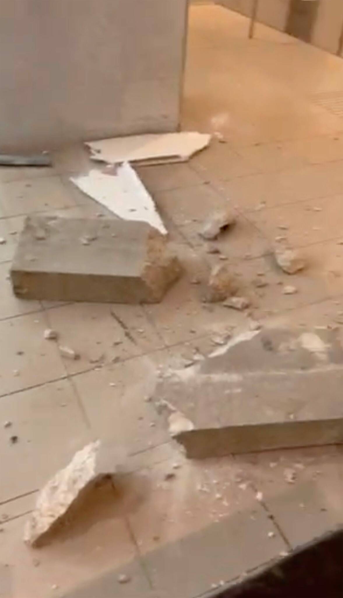 Polo Park ceiling collapses near second-floor food court – Winnipeg ...
