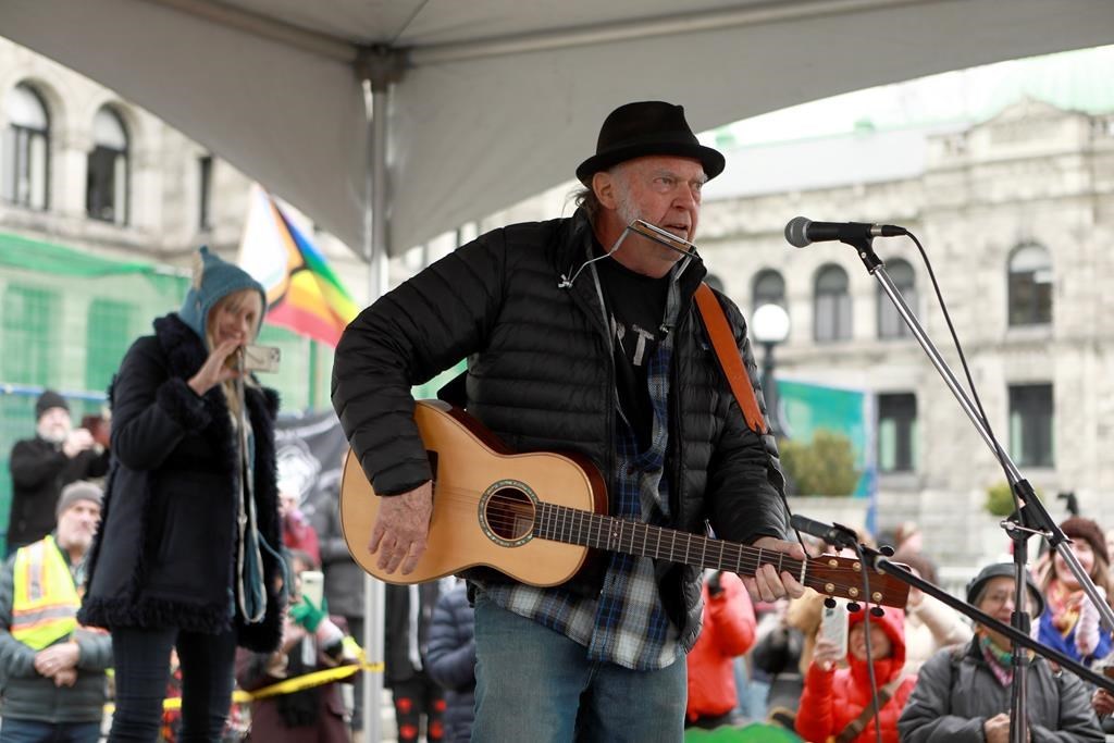 Neil Young, wife actress Daryl Hannah surprise crowd at Victoria old ...