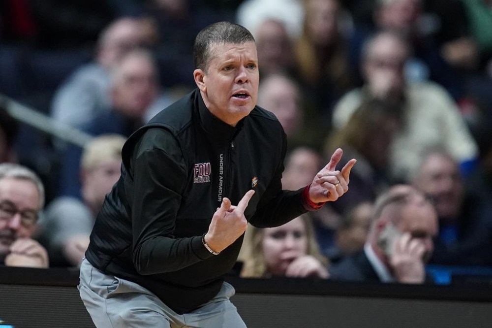 Tobin Anderson leaving FDU to replace Rick Pitino at Iona – Winnipeg ...